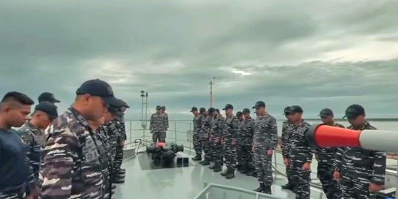 KRI Layang-635 Kibarkan Bendera di Mercusuar Karang Unarang
